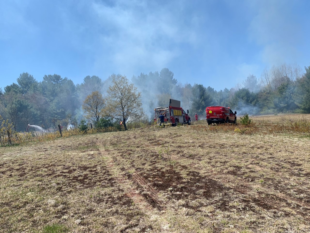 Firefighters Battle Grass Fire In Bracebridge | Country 102